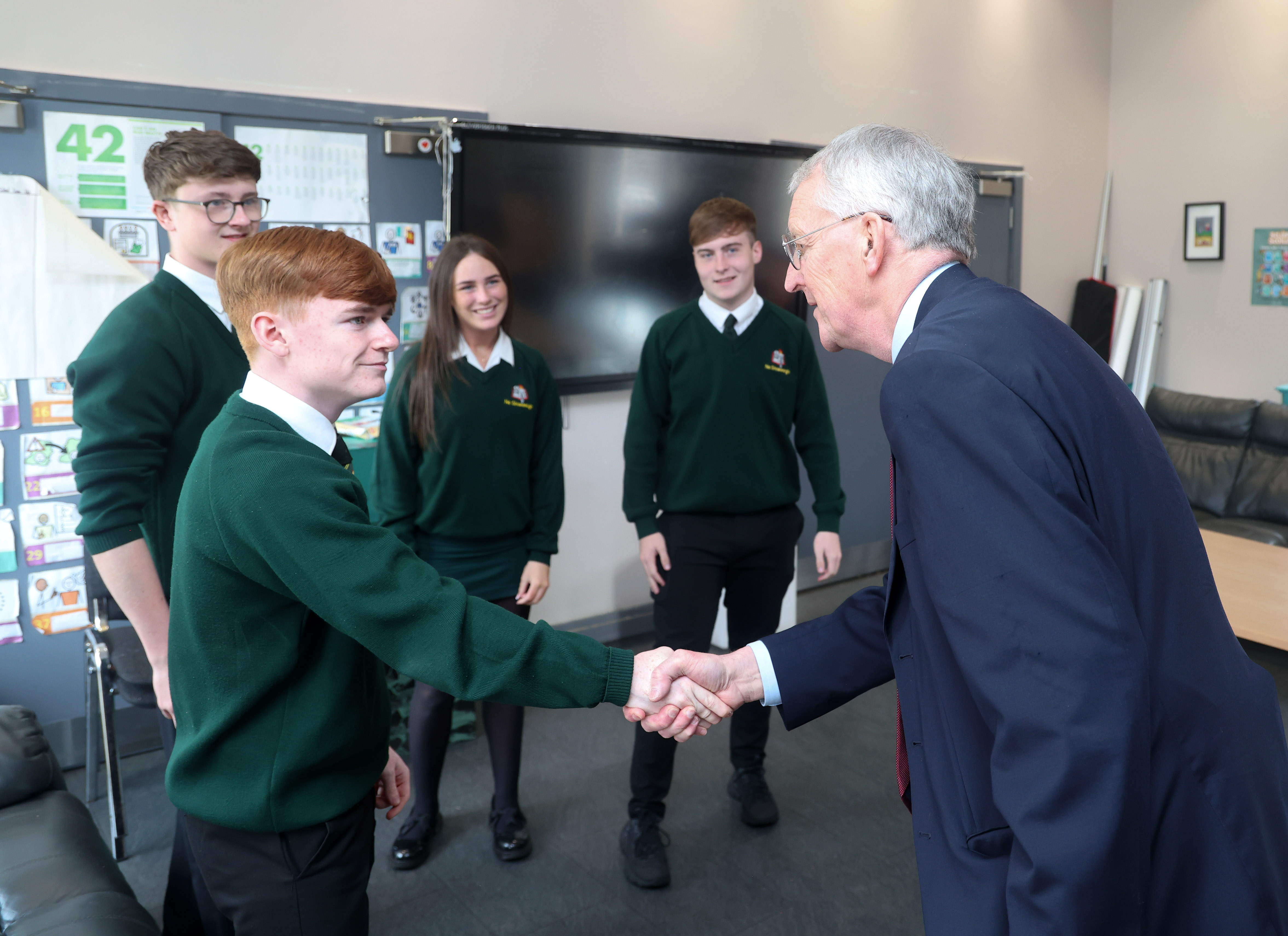 Dearadh Ghrian Cheilteach An Dorus Twins (Mhadaidh & Ghreadaidh) | The