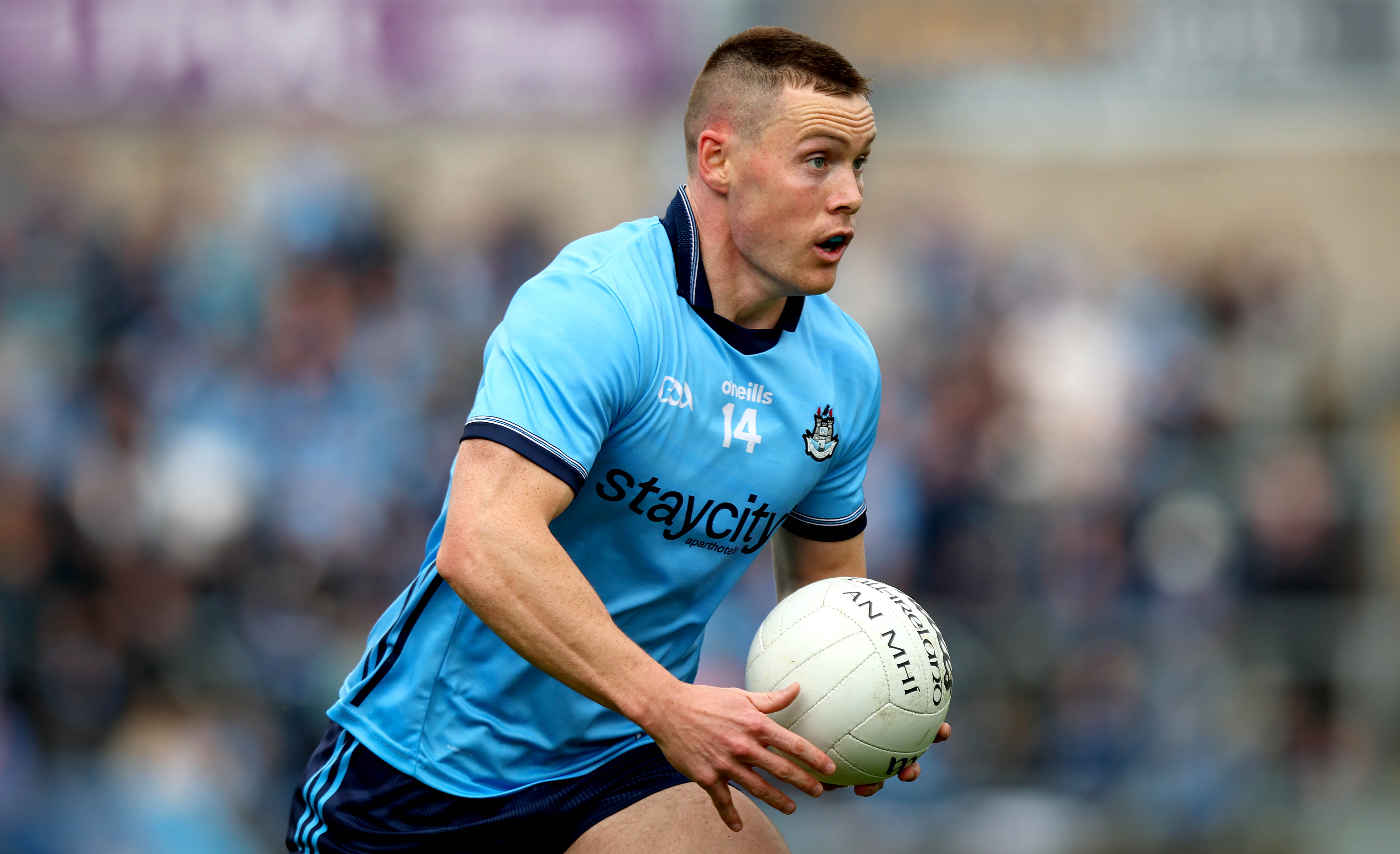 Balúin Gearrthóg Ealaíne Ar Chúlra Trédhearcach