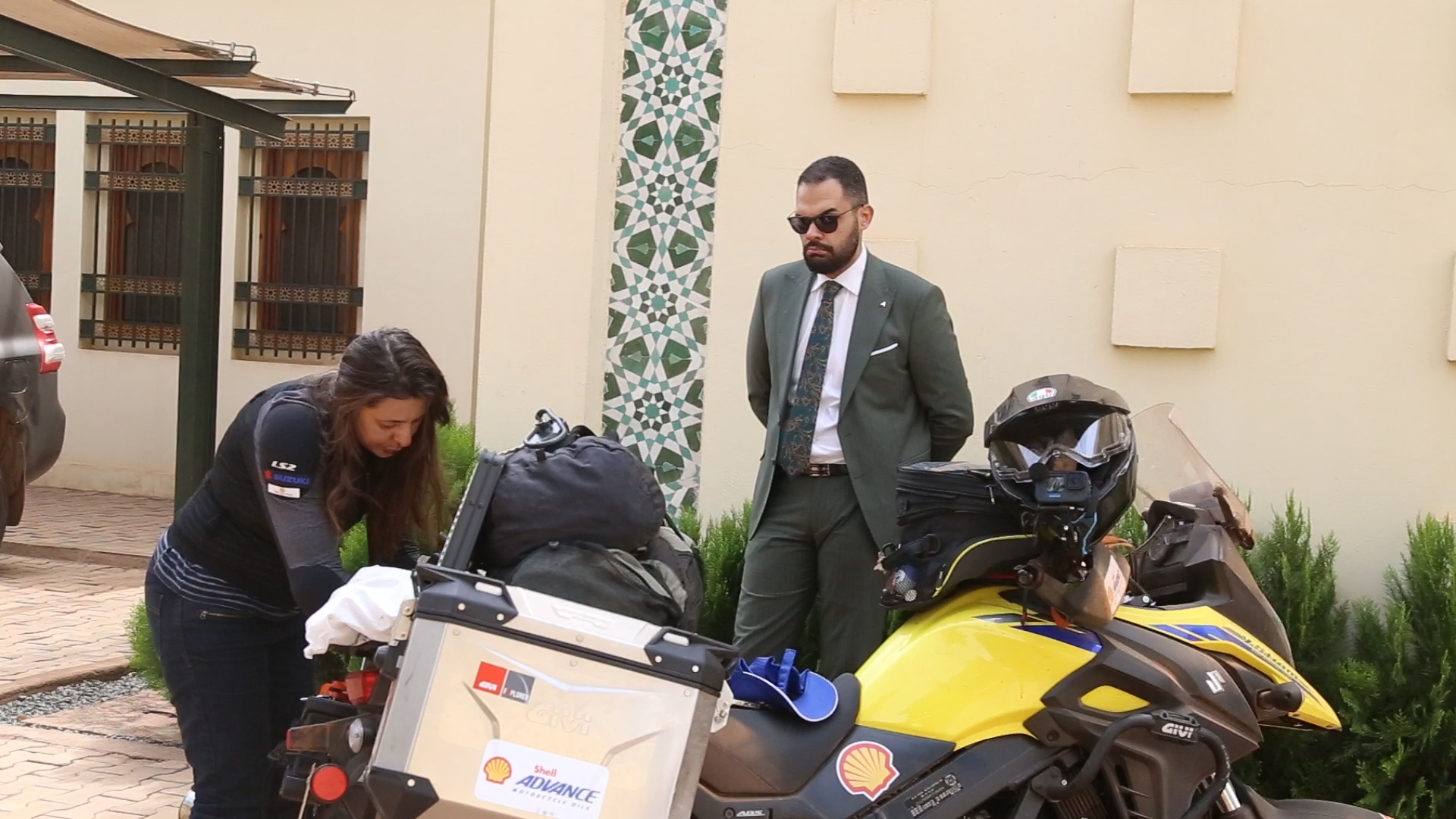 Maroc-Côte d’Ivoire en moto: la marocaine Afaf Hamdoune accueillie à Bamako | Le360 Afrique