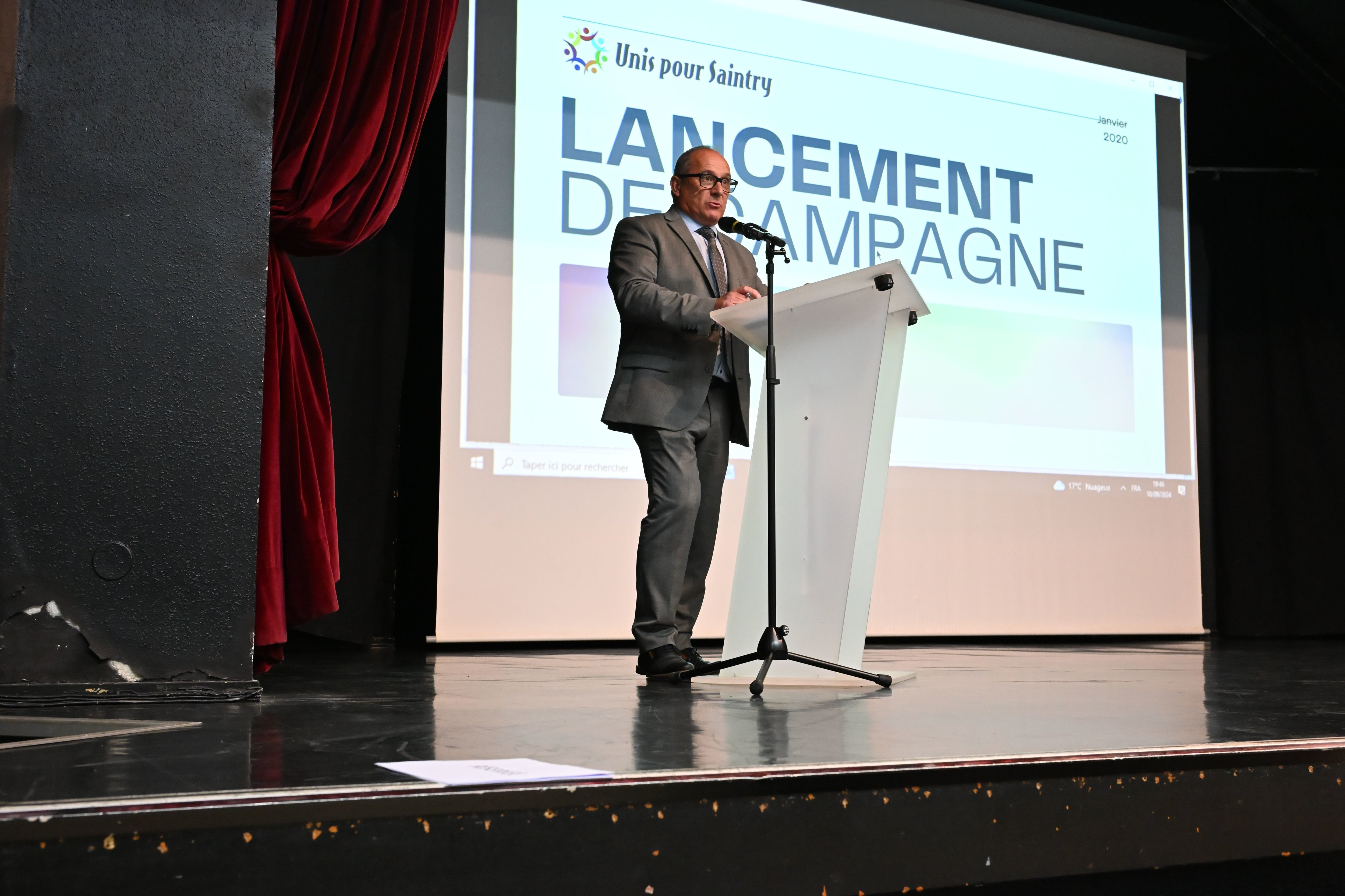 Devant une salle comble, le maire de Saintry-sur-Seine démissionne… pour mieux se représenter ...