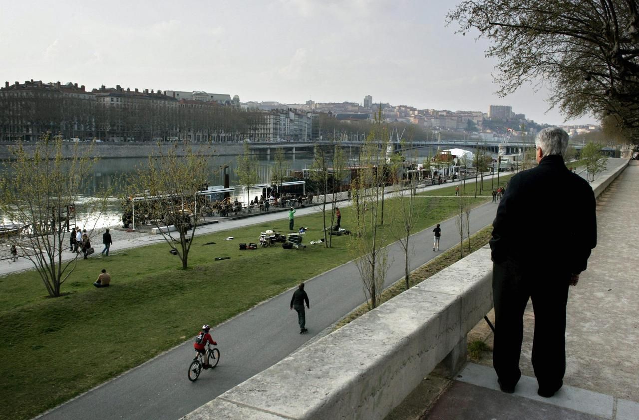 Lyon : une étudiante menace de se défenestrer, ses camarades ...