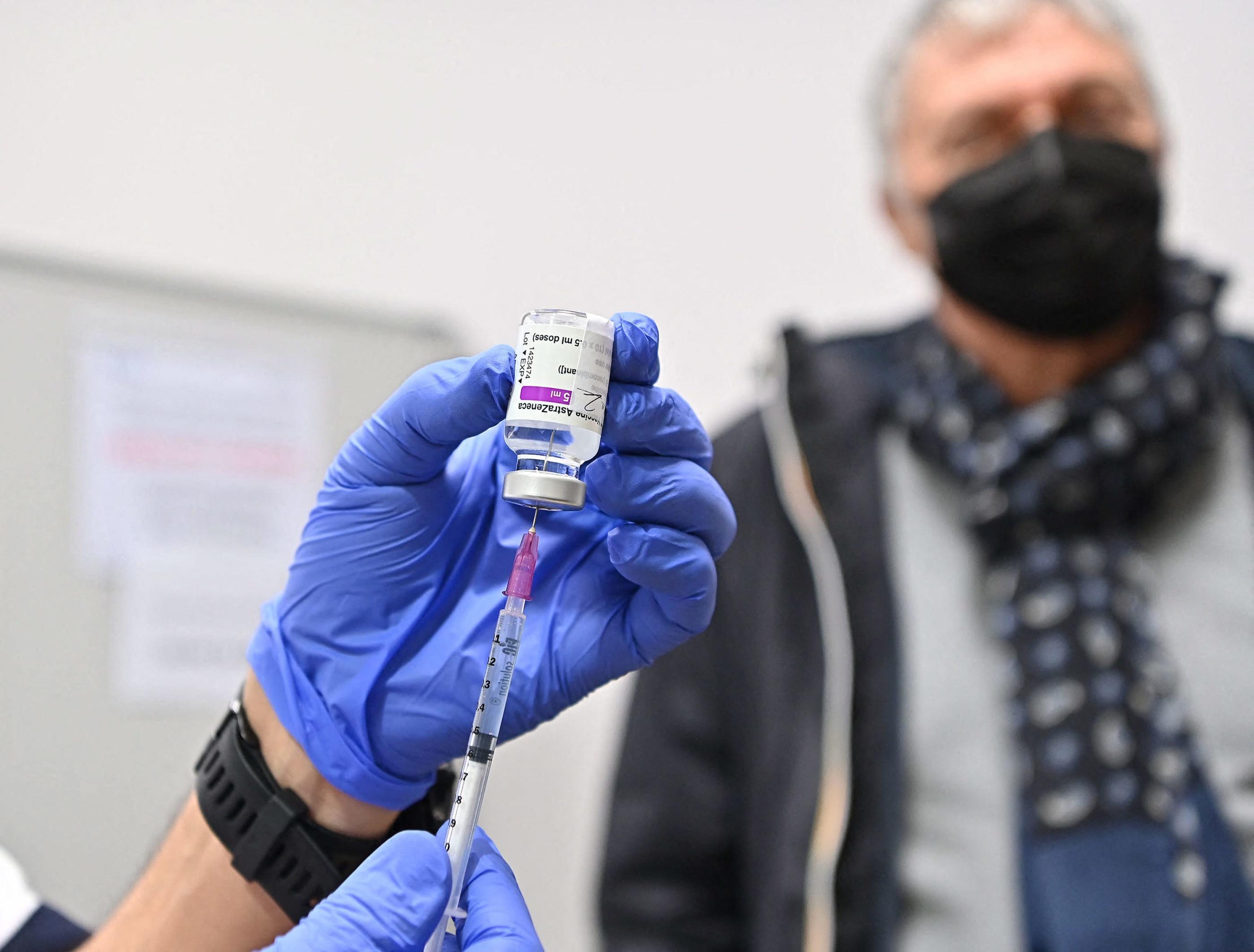 La France reprendra la vaccination avec AstraZeneca dès vendredi - Le ...