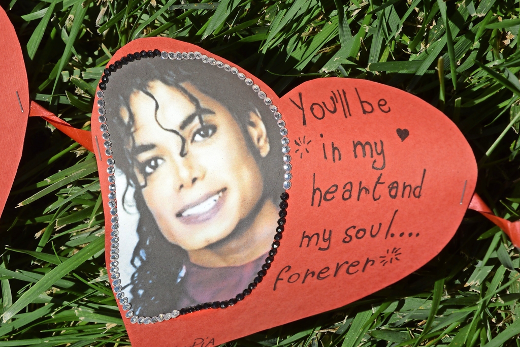 Michael Jackson's Dood Foto's Getoond In De Rechtbank