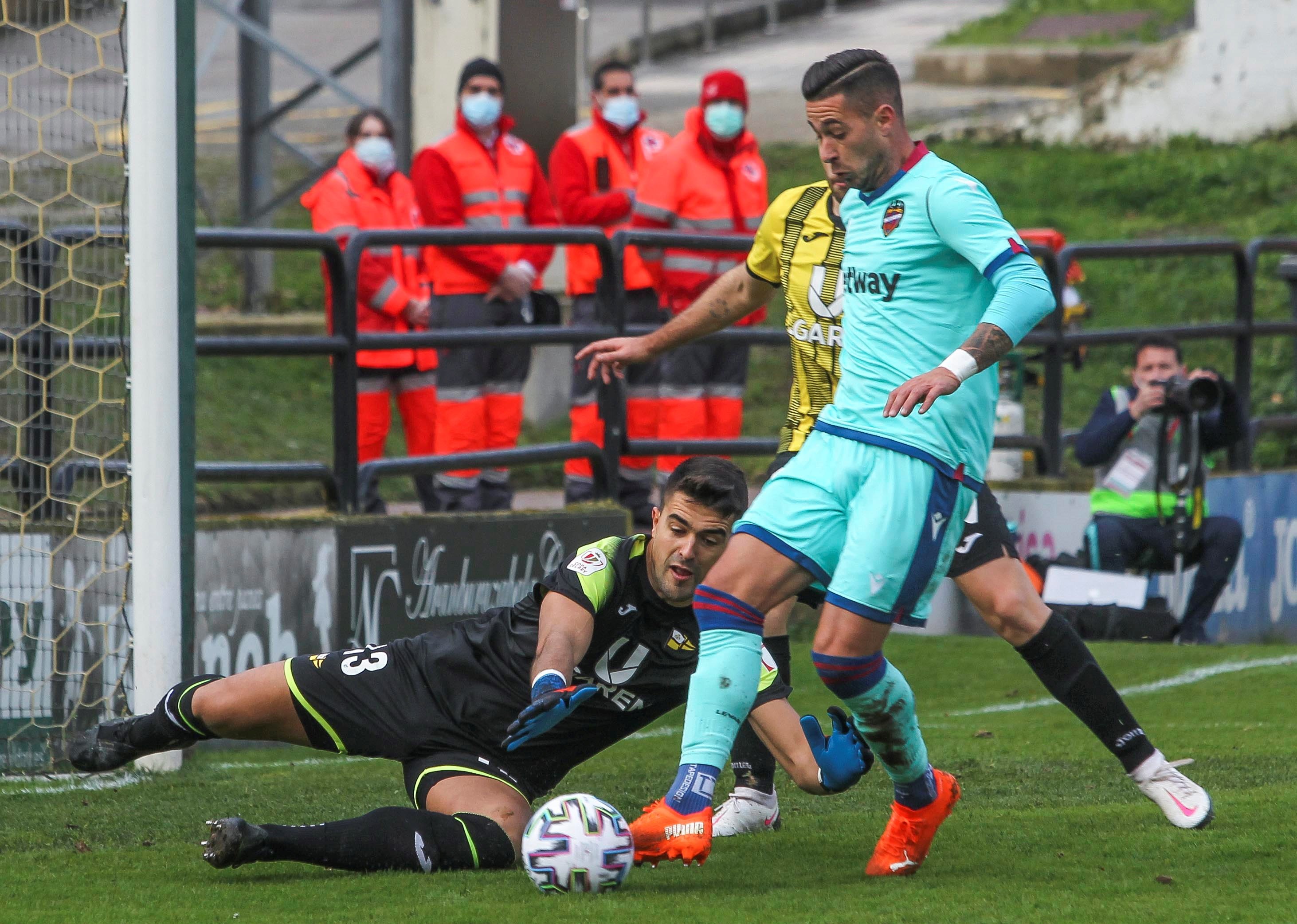 El Levante se clasifica al límite en la Copa con un gol en el 93 ...