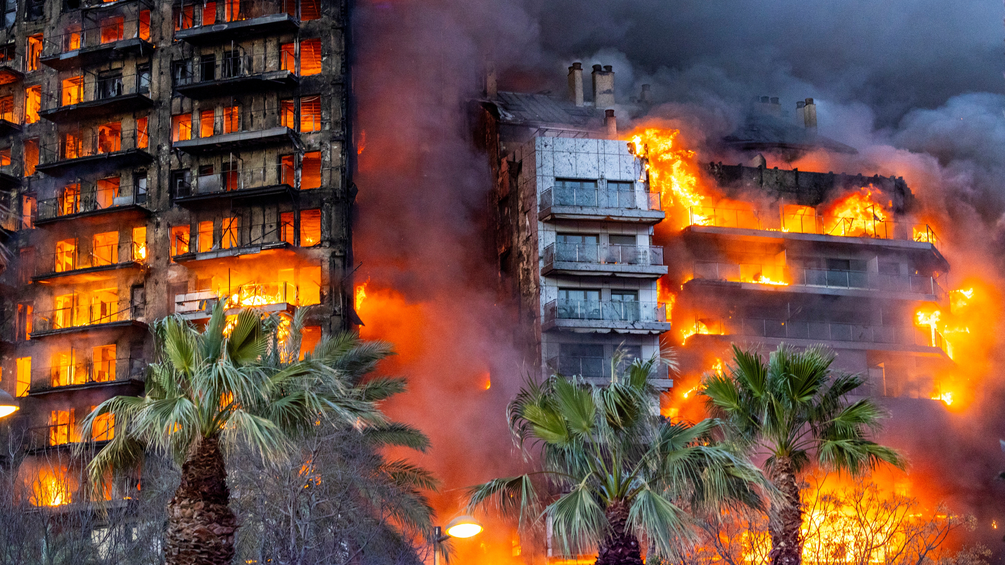 As Se Inici El Incendio Del Edificio De Valencia Las Primeras Llamas