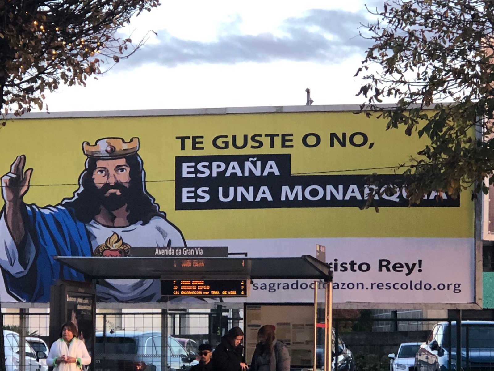 "te guste o no,España es una Monarquía" cárteles por las ciudades ...
