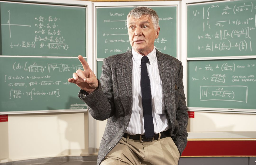 ¿Puedo invitar a salir a mi maestro después de graduarme? - Quora