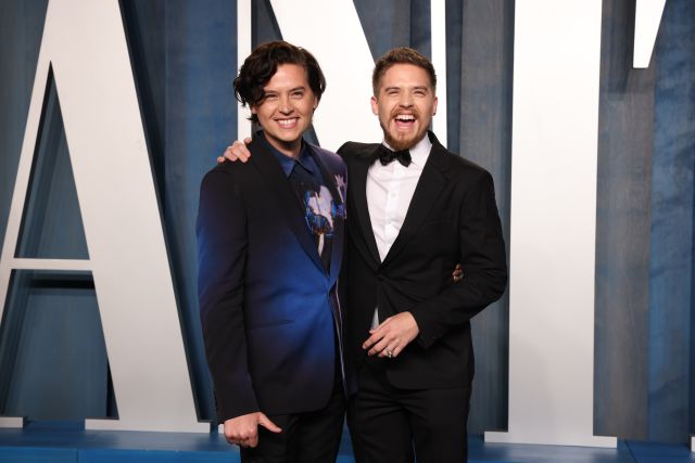 Dylan Y Cole Sprouse Ahora En La Playa Cole Sprouse DRAGS Dylan