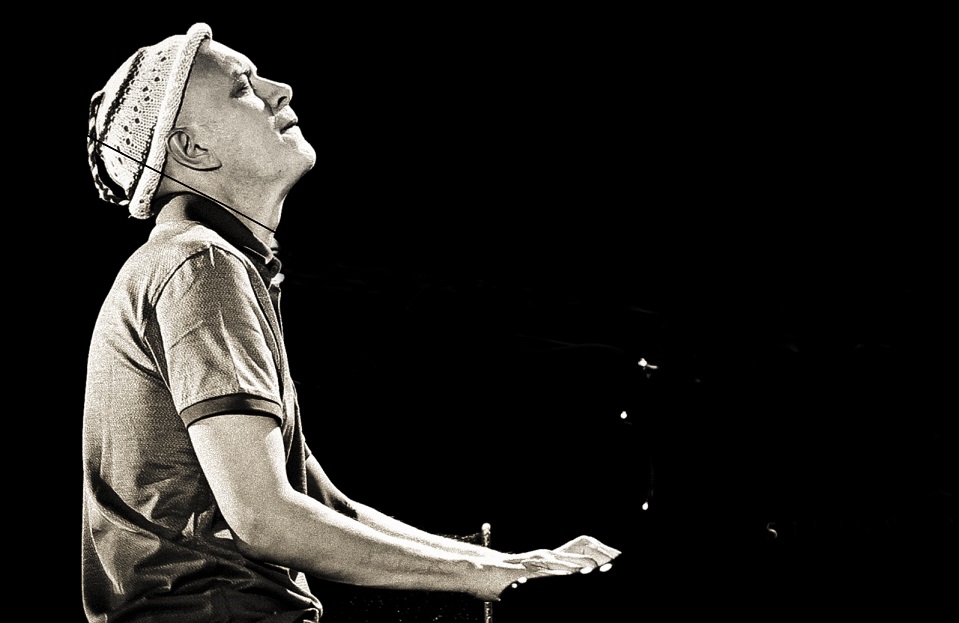 The beloved Django Bates - Magazine Qobuz